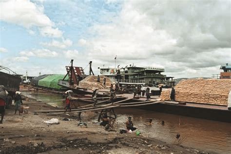 မရမ်းခြံဆိပ်ကမ်းမှ သပိတ်ကျင်း၊ ကသာ၊ ရွှေကူ၊ ဗန်းမော်ဘက်သို့ ဆန်နှင့် ကြက်သွန်နီတင်ပို့သည့် ကုန