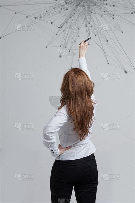 全球网络连接概念，女性与未来的界面工作