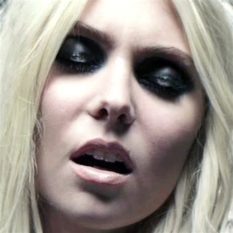 Taylor Momsen Makeup Black Eyeshadow Charcoal Eyeshadow And Nude