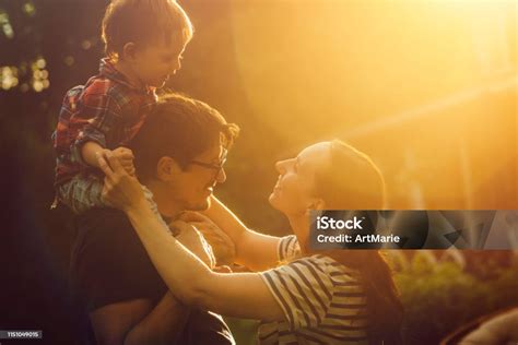 일몰에 있는 뒤뜰에 있는 어머니와 아버지를 가진 유아 소년 3 명에 대한 스톡 사진 및 기타 이미지 3 명 가족 건강한 생활방식 Istock