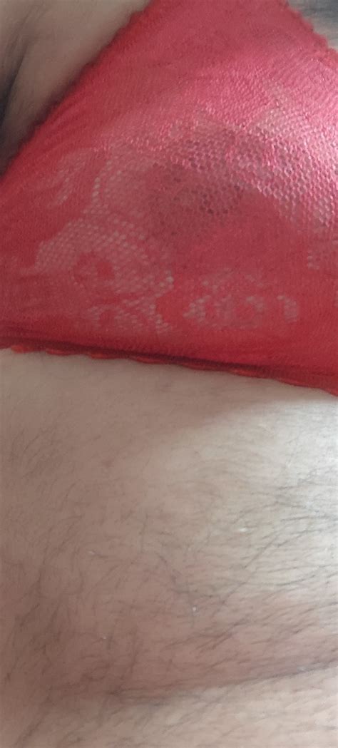 پستون هام با سوتین تنگ قرمز عکس پستون های ۷۵ ام