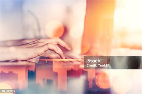 화려한 보케 추상적 인 배경과 흐림 건물 도시의 키보드 노트북 이중 노출을 사용하여 여성 손 비즈니스 기술 및 금융 디지털 개념 노트북에 대한 스톡 사진 및 기타 이미지