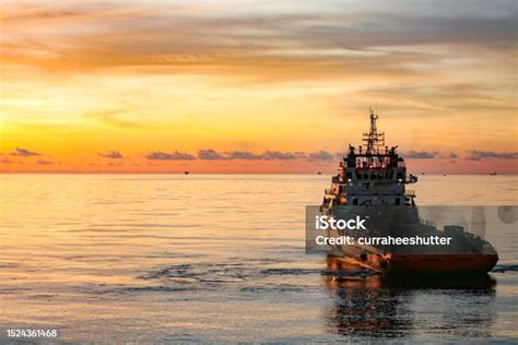 자연 및 녹색 에너지로 석유 및 가스 를 생산하기위한 해양 건설 플랫폼 석유 및 가스 산업과 근면 수동 및 자동 기능에 의한 생산 플랫폼 및 작동 프로세스 0명에 대한 스톡