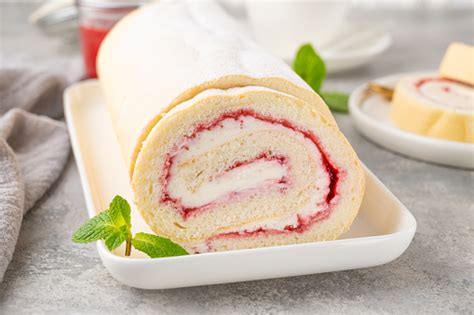 딸기 잼과 회색 배경에 흰색 접시에 크림을 곁들인 스폰지 케이크 롤 공간을 복사합니다 바닐라 양념류에 대한 스톡 사진 및 기타 이미지 바닐라 양념류 아이싱 흰색