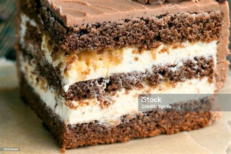 초콜릿 스폰지 케이크 크림과 헤이즐넛이 들어간 캐러멜로 만든 케이크 조각 0명에 대한 스톡 사진 및 기타 이미지 0명 곡초류 다이어트 Istock
