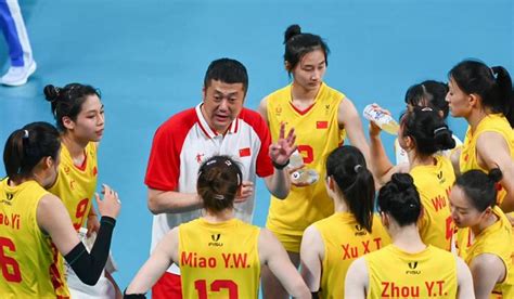 金牌！中国女排3 0横扫日本队，全胜战绩夺冠，升国旗奏国歌财经头条