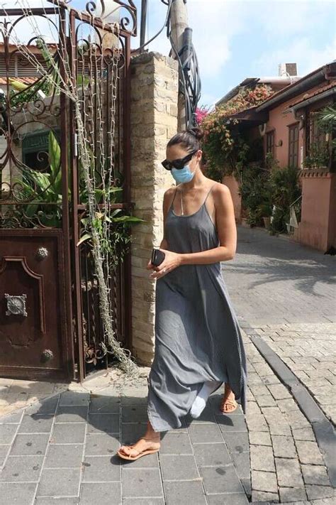 צפו גל גדות מטיילת בתא עם המשפחה