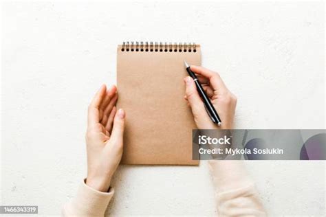 공책에 연필을 쓰고 있는 여자 손 사무실 테이블에서 일하는 여자 연필과 스케치북을 들고 있는 여성 손 모형 컨셉 백인종에 대한 스톡 사진 및 기타 이미지 Istock