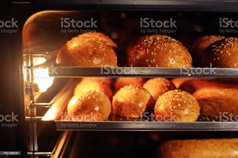 제빵사는 오븐에서 갓 구운 롤과 빵을 꺼낸다 수제 케이크가 닫힙습니다 가정 요리 개념 황금 지각을 가진 음식의 클로즈업 0명에 대한 스톡 사진 및 기타 이미지 Istock