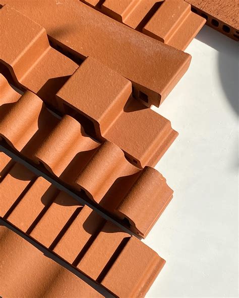 콩크 이 300 X 1200 사이즈의 입체 테라코타 패널은 웨이브형 아크형 등 쉐입이 다양하고 라이트 레드 카푸치노