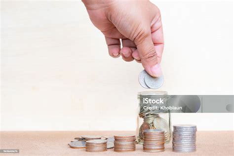 오히려 돈 개념을 절약에 대 한 상 음입니다 성장 하는 비즈니스 및 부유한 그림 개념 합의 손가락 홀드 스택 동전 금융에 대한 스톡 사진 및 기타 이미지 Istock