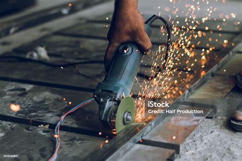 손 절단기로 금속 프레임을 절단하는 작업자 스파크가있는 디스크 커터 강철에 대한 스톡 사진 및 기타 이미지 강철 금속 날 Istock