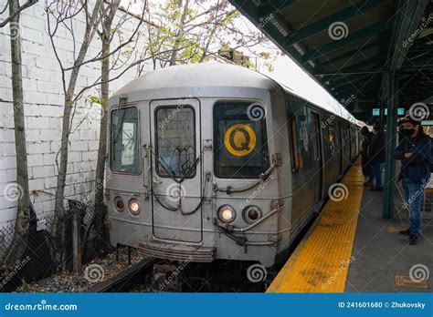 Nyc Subway Q Train Arriving At Kings Highway Station In Brooklyn