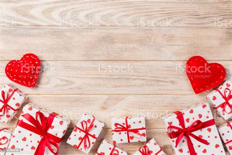 발렌타인 데이 또는 다른 휴일 수 제 종이에으로 현재 휴가 래퍼에 빨간 하트와 선물 상자 디자인을 위한 오렌지 나무 테이블 복사 공간 평면도 빈 공간에 선물 상자를 제시