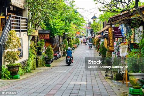 발리 바 레스토랑 및 상점으로 가득한 우 붓의 중심 거리 중 하나입니다 우부드에 대한 스톡 사진 및 기타 이미지 우부드 거리 카페 Istock