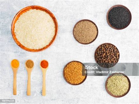 향신료 세트와 흰색 콘크리트 배경에 쌀 현대 약생 자연 요법 과 아유르베다 개념 갈색에 대한 스톡 사진 및 기타 이미지 갈색 강황 거친 필름 효과 Istock