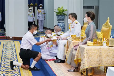 ในหลวง พระราชินี พระราชทานพระบรมราชวโรกาสให้ นักเรียน เฝ้าฯ รับพระราชทานทุน ม ท ศ
