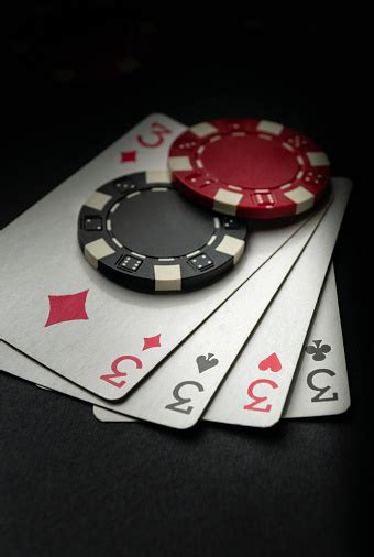 4가지 종류 또는 쿼드의 승리 조합이 있는 인기 있는 포커 게임 검은 테이블 위의 칩과 카드 0명에 대한 스톡 사진 및 기타 이미지 Istock