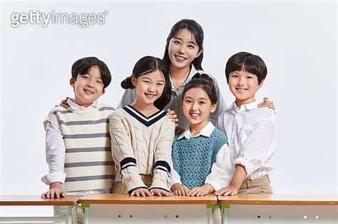 교육 주제 초등교육 초등학생 교사 교육직 어린이 나이 공부 움직이는활동 이미지 Jv13059907 게티이미지뱅크