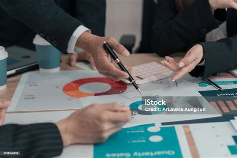 성공적인 팀워크와 브레인스토밍의 결과를 보여주는 차트와 그래프에 대해 논의하는 사업가들 프로젝트 계획 발표 클로즈업 이미지 감독에 대한 스톡 사진 및 기타 이미지 Istock