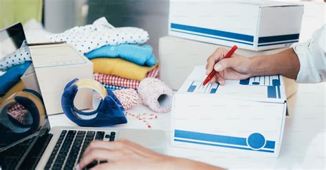 비즈니스 시작 Sme 개념 젊은 창업 기업가 집에서 일하는 중소기업 소유자 포장 및 배송 상황 사진 Unsplash의 기술 이미지