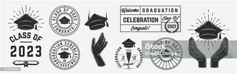 교육 졸업 레이블 및 아이콘 세트 졸업 배지 대학원 모자를 쓴 손 디자인 기호 포스터 티셔츠 인쇄를 위한 빈티지 요소 벡터 그림 개념에 대한 스톡 벡터 아트 및 기타 이미지