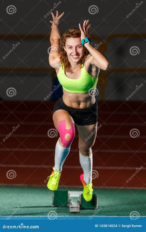 Atleta De Sexo Femenino Que Comienza Su Funcionamiento De La Raza Del Sprint Foto De Archivo