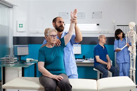 부상을 입은 노인 환자의 팔을 스트레칭하는 정형외과 간호사 정형외과의에 대한 스톡 사진 및 기타 이미지 정형외과의 보살핌 인간 척추 Istock