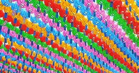 시선을 사로잡는 형형색색의 연등