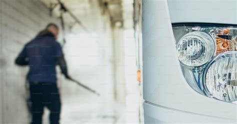 자동 세차 서비스 또는 역에서 대형 트럭 세척 및 청소 교통 개념입니다 사진 Unsplash의 수송 이미지