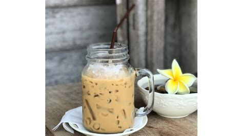 Minuman Ala Kafe Kamu Bisa Bikin Es Kopi Susu Kekinian Gen