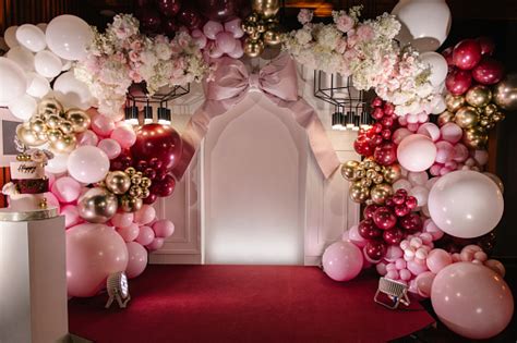 생일 파티 장식 분홍색 장미 생일 축하 텍스트 토퍼 금색 장식이 있는 3단 케이크 트렌디 한 부르고뉴 케이크 에 풍선 에 아치 벽지 축하 컨셉 0명에 대한 스톡 사진 및