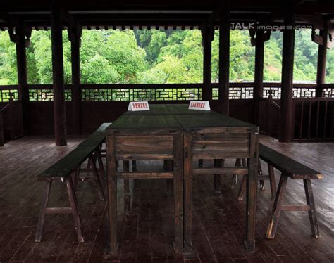 无人家木屋栏杆横图俯视室内白天旅游度假美景树林植物地板阁楼桌子椅子井冈山中国亚洲许多标志牌子文字