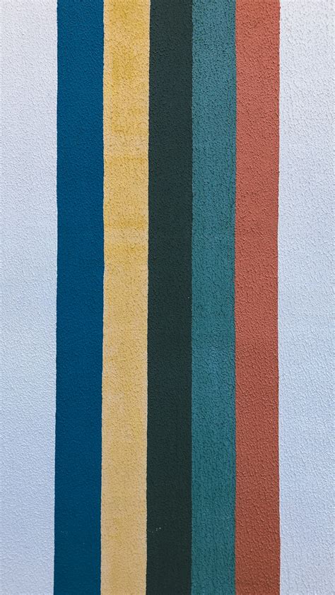 파란색 노란색과 빨간색 줄무늬 벽 장식 사진 Unsplash의 무료 민스크 이미지