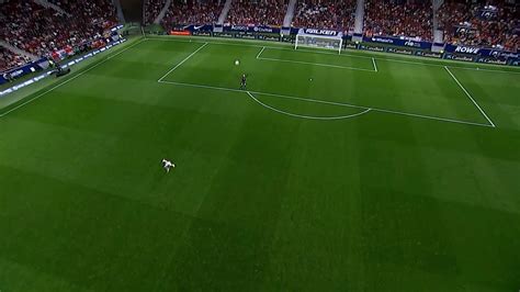 برخورد عجیب توپ با دوربین در بازی اتلتیکومادرید ویدیو ورزش سه