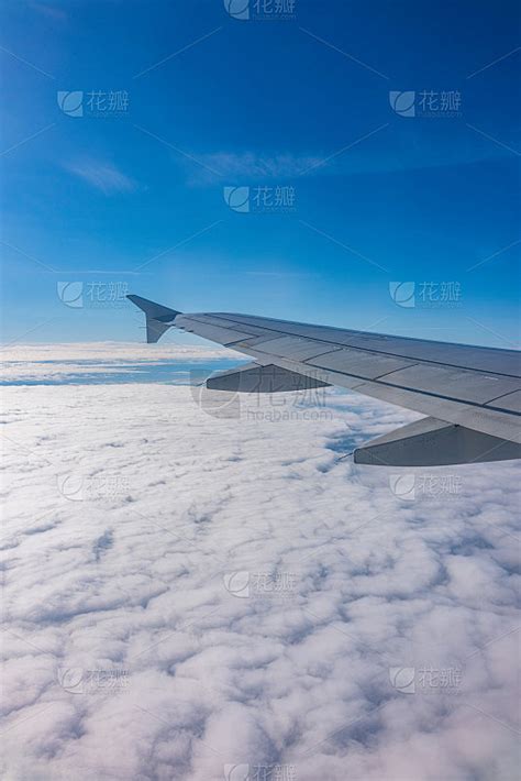 从飞机窗口看美丽的多云天空和飞机机翼