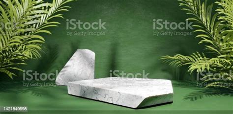 제품 프리젠 테이션 개념을위한 화이트 대리석 돌 연단 녹색 벽 배경 열대 잎 3d 일러스트 레이 션 우림에 대한 스톡 사진 및 기타 이미지 Istock