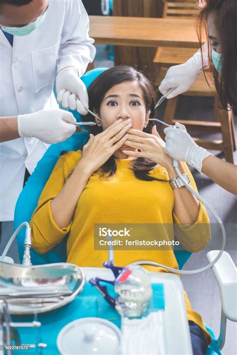 치과 의사 사무실에서 의료 치료입니다 치과 병원에서 환자를 무서 워 간호사에 대한 스톡 사진 및 기타 이미지 간호사 건강관리와 의술 겁먹은 Istock