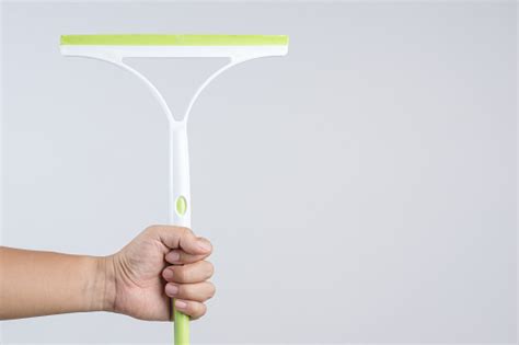 손 보유 창 청소 도구 유리 와이퍼 또는 젖은 바닥 청소기 플라스틱 손잡이가있는 고무 가사 집안일에 대한 스톡 사진 및 기타 이미지 가사 집안일 고무 깨끗한 Istock