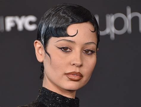 20 Female Celebrities With Round Faces