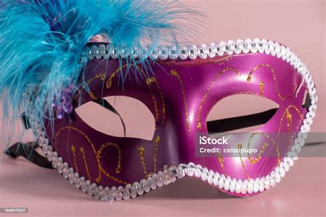 깃털이 있는 베네치아 카니발 마스크와 배경에 전형적인 요소 브라질 사육제에 대한 스톡 사진 및 기타 이미지 브라질 사육제 관광 미스터리 Istock