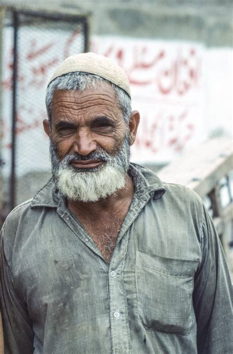 Portret Van Een Oudere Pakistaanse Man Met Een Zonnebril In Karachi