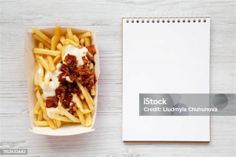 종이 상자에 치즈 소스와 베이컨 감자 튀김 흰색 나무 바탕에 빈 메모장 평면도 평평한 누워 위에서 오버 헤드 복사 공간 0명에 대한 스톡 사진 및 기타 이미지 Istock