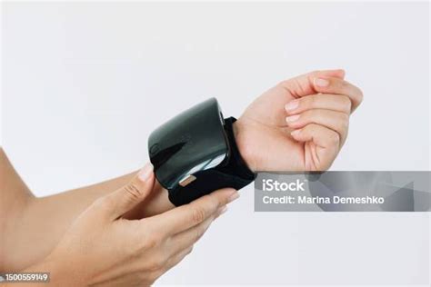 하얀 배경에 격리된 여성의 손목에 있는 자동 전자 혈압계 개념에 대한 스톡 사진 및 기타 이미지 개념 개념과 주제 건강