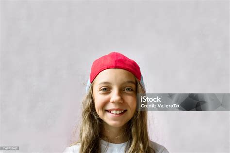 예쁜 푸른 눈 공정한 머리 빨간 야구 모자에 미소 소녀 회색 벽의 배경에 대해 공간을 복사합니다 청소년 감정에 대한 스톡 사진 및 기타 이미지 Istock