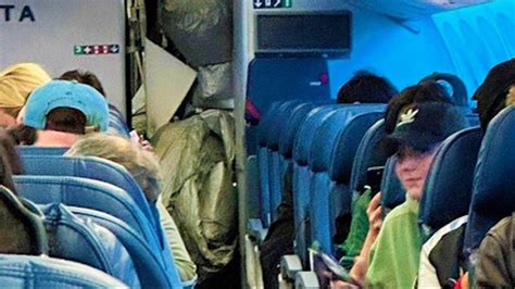 美国一波音客机逃生滑梯弹入舱内，乘客：飞机好像要坍塌了凤凰网视频凤凰网