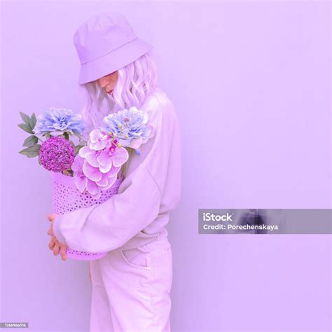 꽃이 만발한 여름 모습 바닐라 꽃 캐주얼 소녀 보라색 디자인 트렌드 스트리트 스타일 레이디 가발에 대한 스톡 사진 및 기타 이미지 Istock