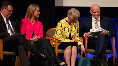 렌런드 장로가 ‘영적 영양실조를 퇴치하기 위한 4가지 ‘복음 영양분에 관해 이야기하다