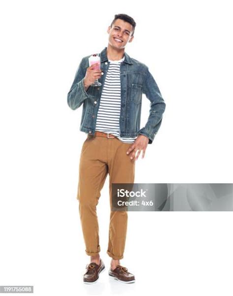 2029세 성인 신장잘생긴 사람아프리카계 민족아프리카계 민족 남성젊은 남성 입 하 데님 재킷을 입고 서 있는 전체 길이1 인정면