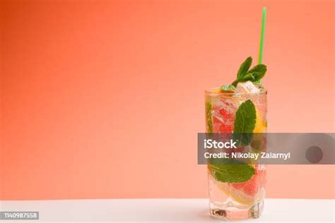 오렌지 배경에 얼음 자 몽과 민트 레드 신선한 음료 텍스트 또는 디자인을 위한 공간입니다 유색 배경에 대한 스톡 사진 및 기타 이미지 Istock